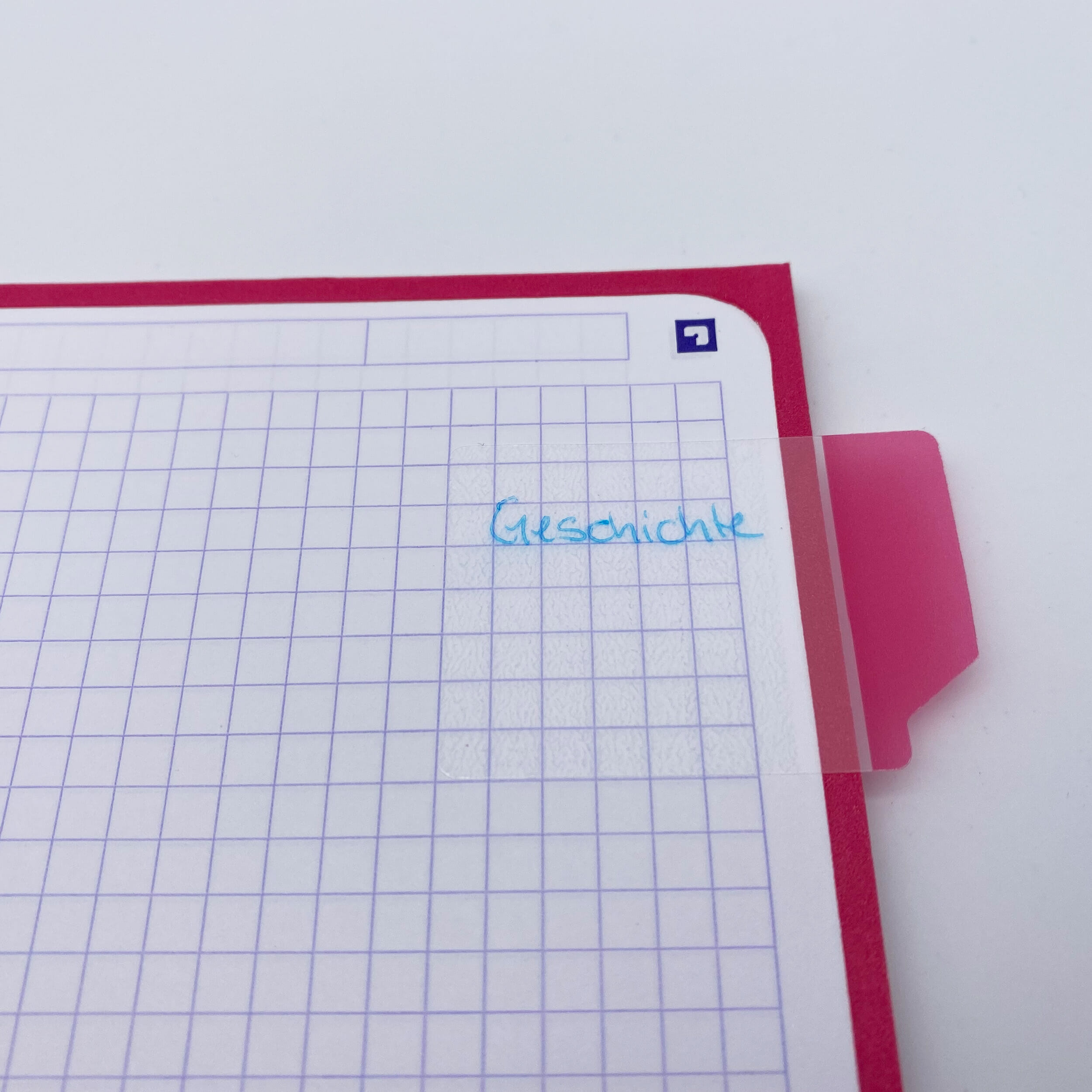 Organisierter Collegeblock mit Register & Farbtrennung