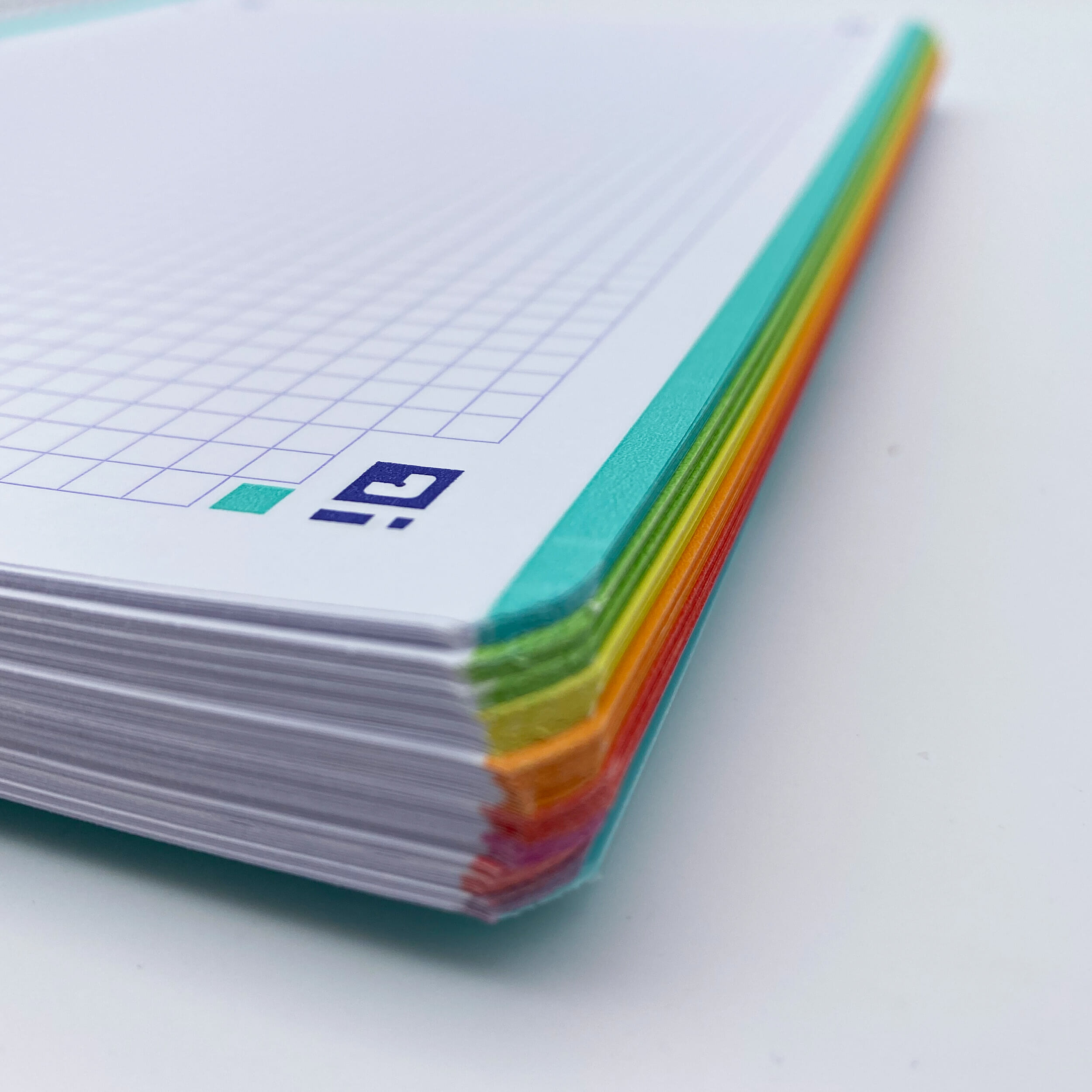 Organisierter Collegeblock mit Register & Farbtrennung