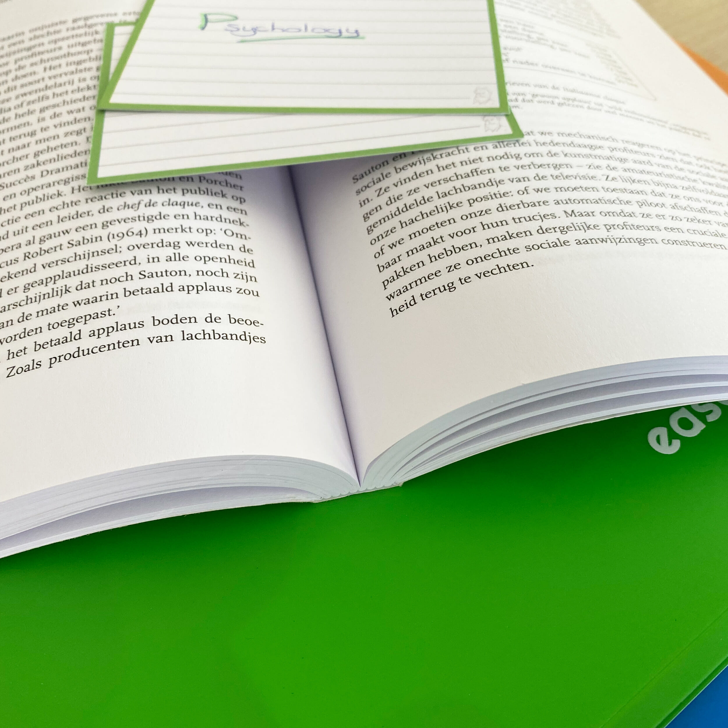 Organisiert nach Farbe: 5 dicke 3-in-1 Hefte mit integriertem Hefter