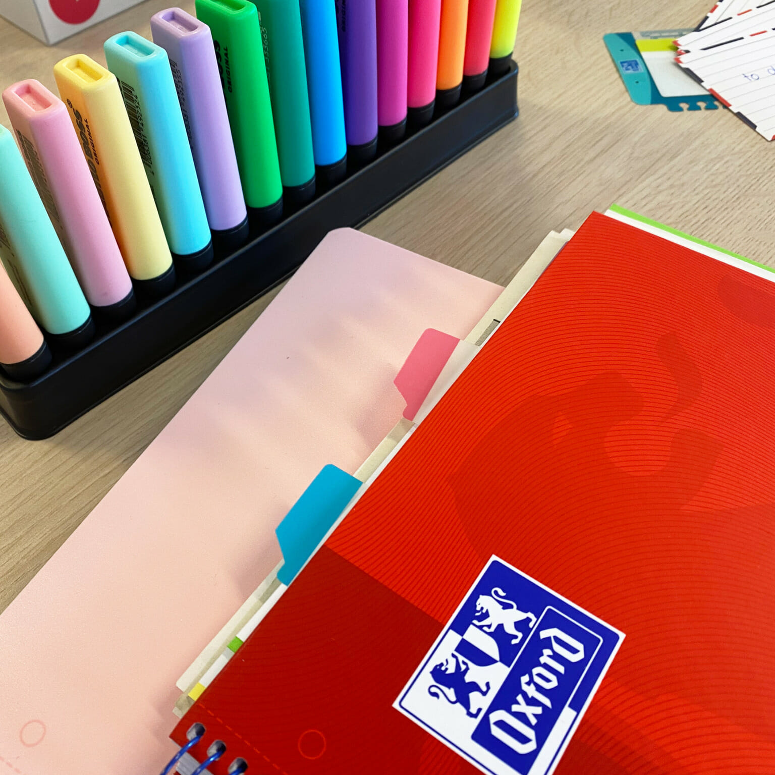 Organisierter Collegeblock mit Register & Farbtrennung